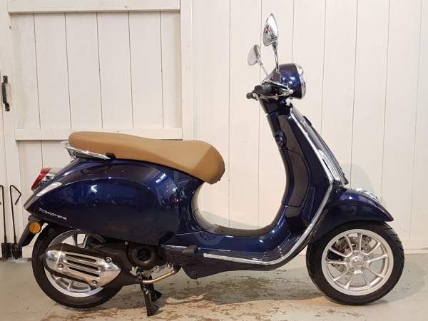 Vespa Primavera Blue Metallic | De Vespa Garage Modern